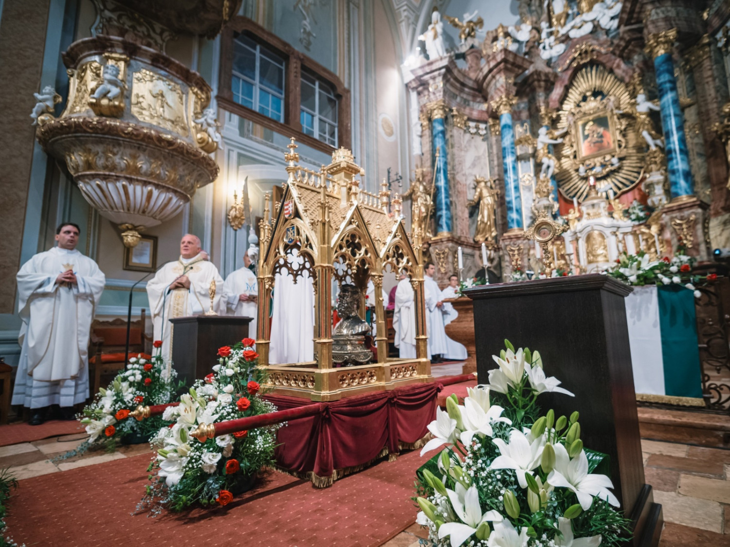 A Magyar Szent Család ereklyéi jelenlétében ünnepelték a bodajki Segítő ...